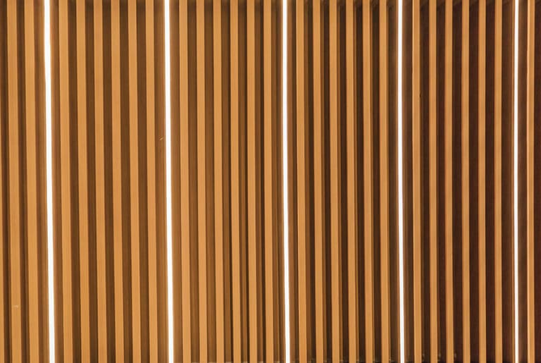 Painel ripado: conheça essa tendência para a sala de estar